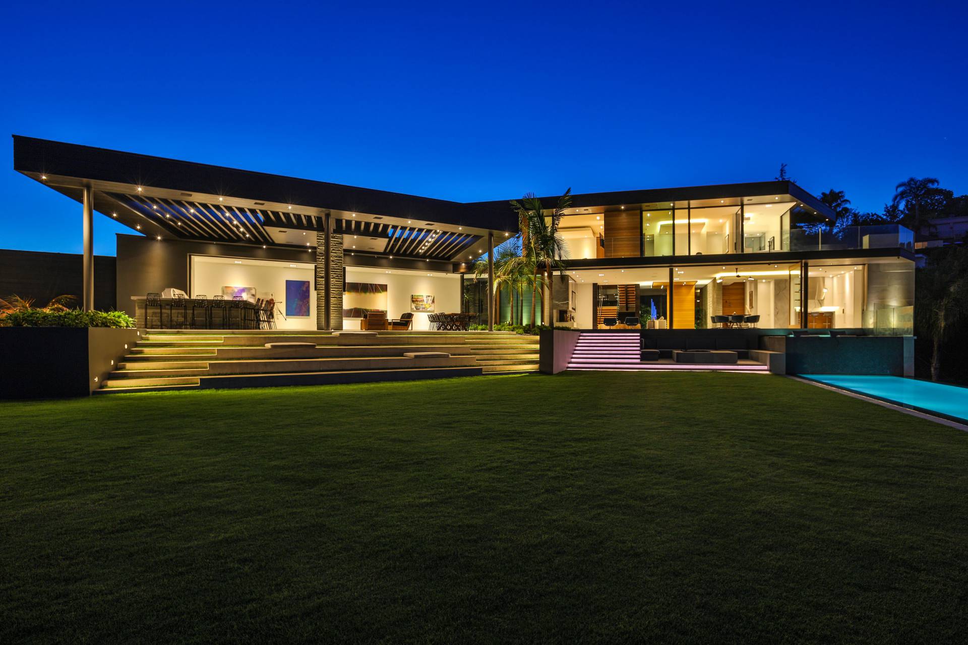Gilcrest Drive Modern Mansion in Los Angeles by Bonura Building ...