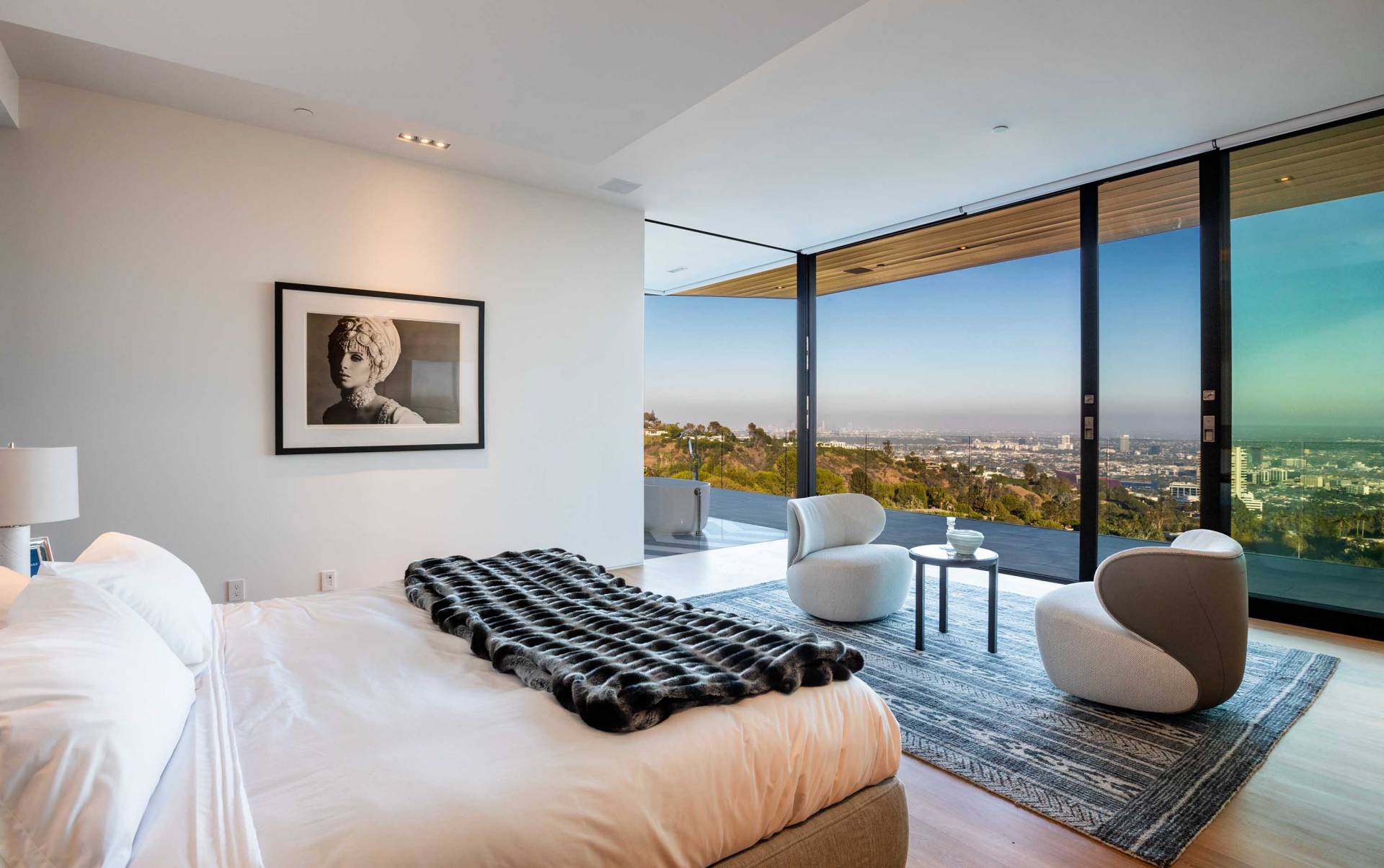 Gilcrest Drive Modern Mansion in Los Angeles by Bonura Building ...