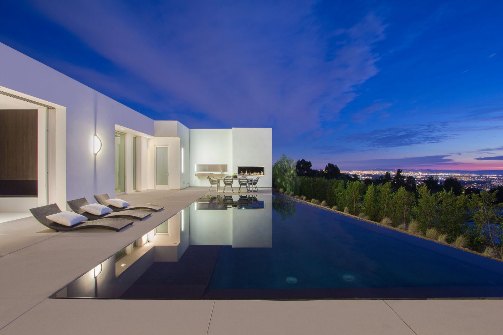 Sublime Chalette Drive Modern Home in Los Angeles with endlessly views
