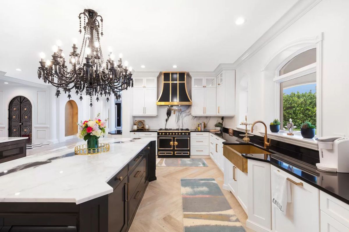 A Captivating Beachfront Home delivers An Epic Resort-style Experience ...