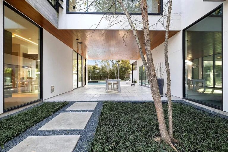 A $5,950,000 Houston House was Designed with Entertainment in Mind
