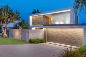 Luxury White Water House in Sunshine Beach by Chris Clout Design ...