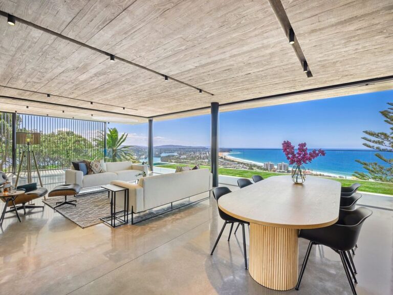 Striking home by Ian Bennett Design Studio in New South Wales