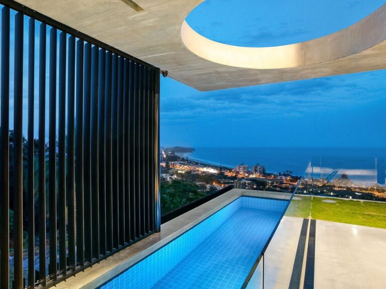 Striking home by Ian Bennett Design Studio in New South Wales