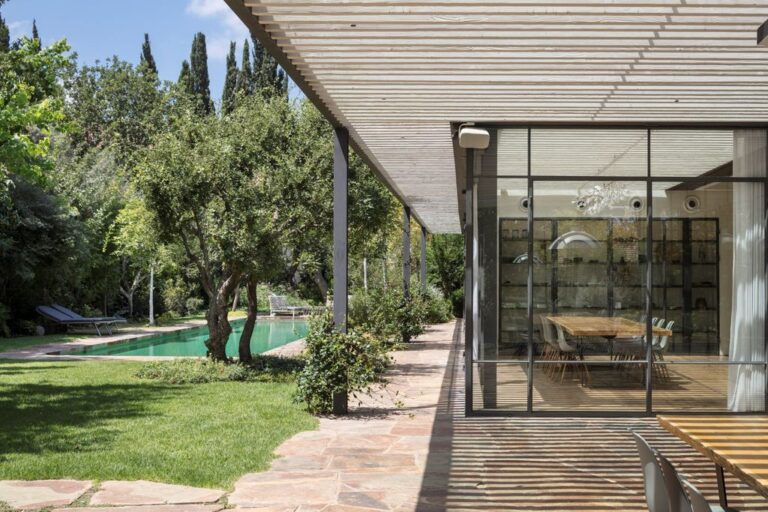 M3 House, a Fully Glazed Walls and Covered Walkways by Pitsou Kedem ...