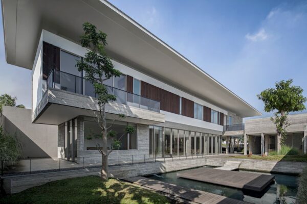 Hover House with rustic & brutal of concrete Design by Pranala Associates