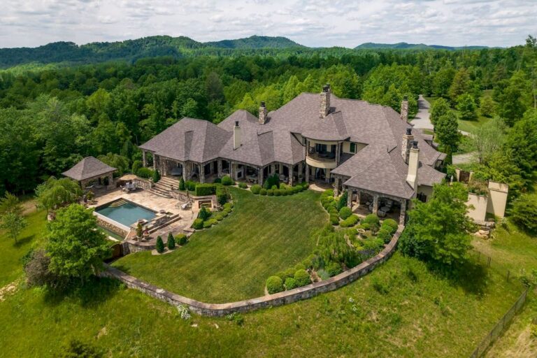 This One-of-a-kind Oasis Perfectly Designed for Comfortable Living in ...