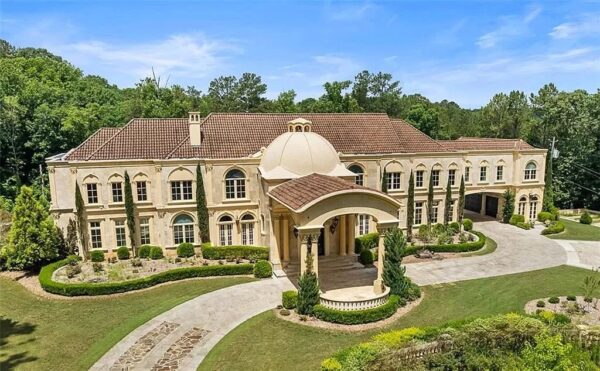 A Magnificent Estate Offers Plenty of Space for Parties and Events in ...