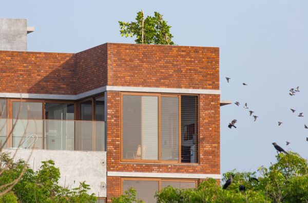 The Gully Home in India with beautiful view of sea by ED+ Architecture ...
