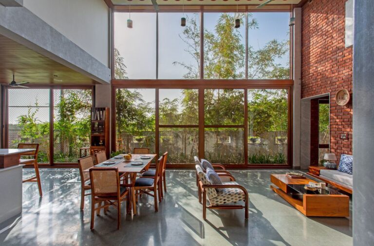 The Gully Home in India with beautiful view of sea by ED+ Architecture ...