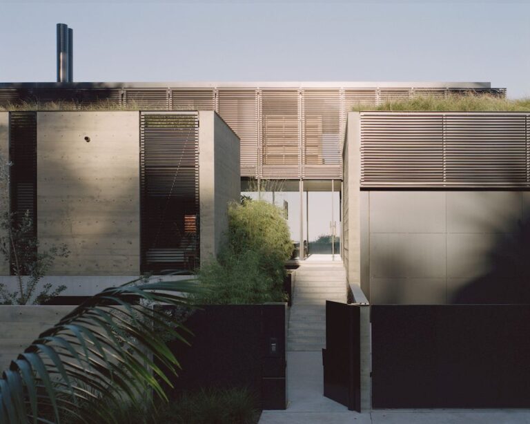 Bilgola Beach House Transforms with Operable Shutters by Olson Kundig ...