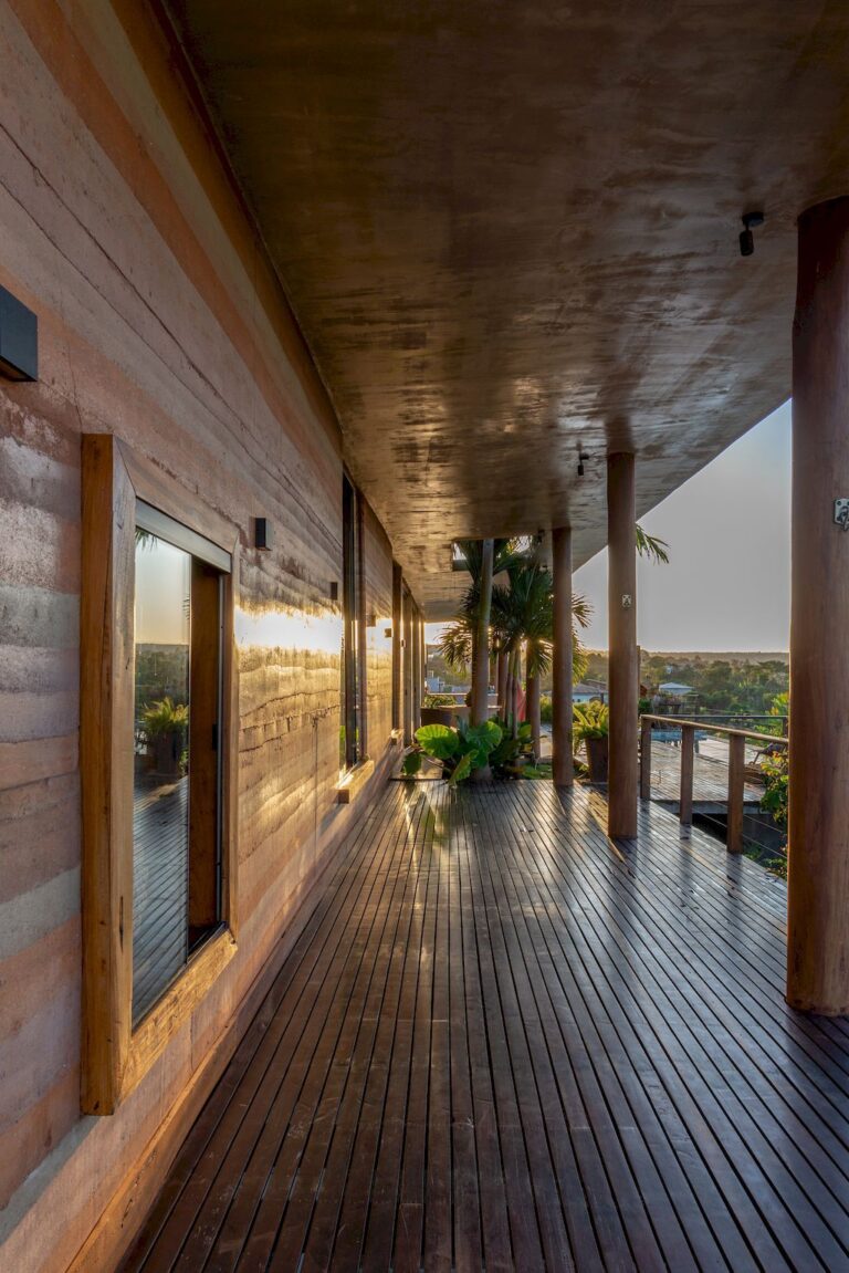 Earth House with Sustainable Design by TAY Arquitetura Ecológica ...