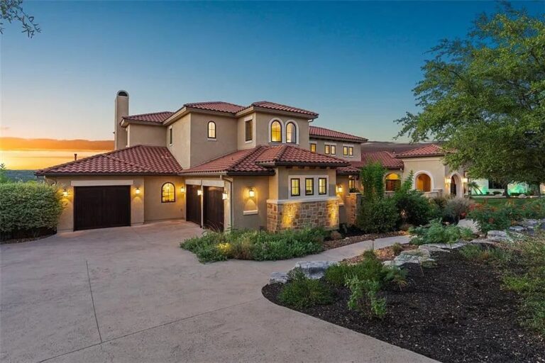 Absolutely Stunning Home in Austin Boasts Resort Style Backyard with ...
