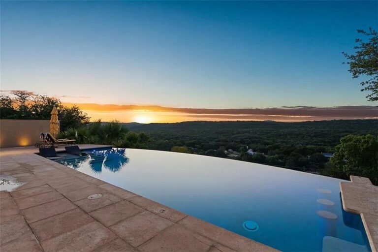Absolutely Stunning Home in Austin Boasts Resort Style Backyard with ...