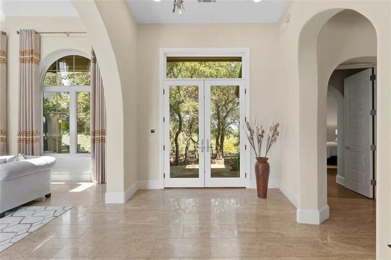 Absolutely Stunning Home in Austin Boasts Resort Style Backyard with ...