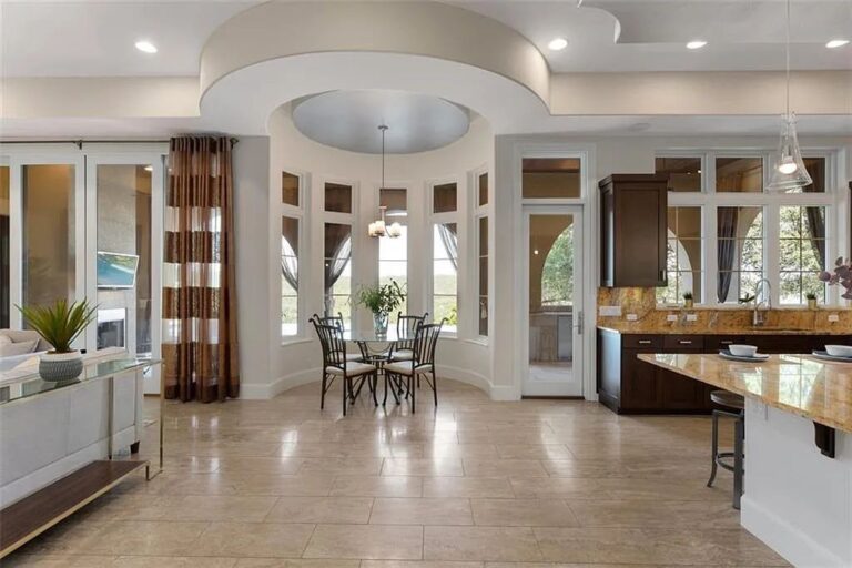 Absolutely Stunning Home in Austin Boasts Resort Style Backyard with ...