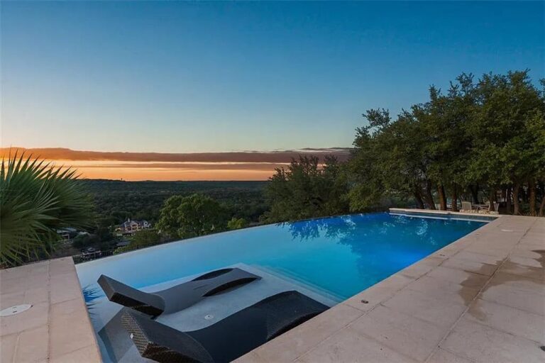 Absolutely Stunning Home in Austin Boasts Resort Style Backyard with ...