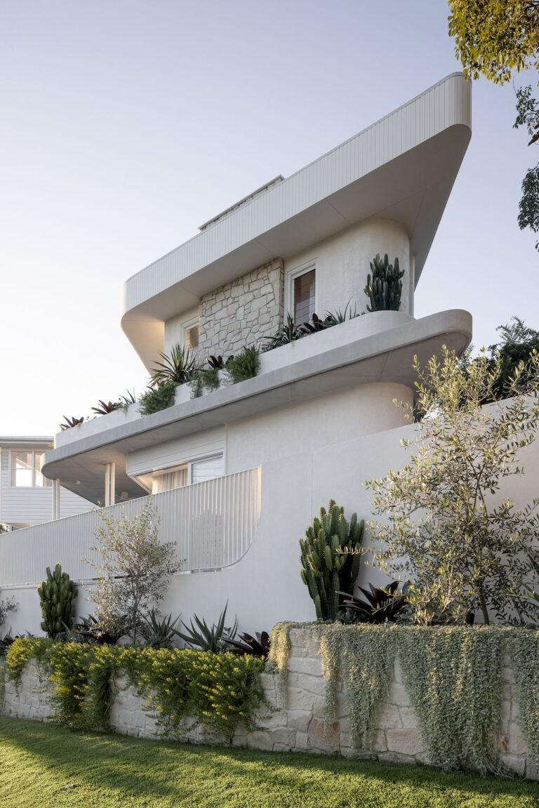 Clare House, a Prominent Luxurious White Home by Invilla Architecture ...