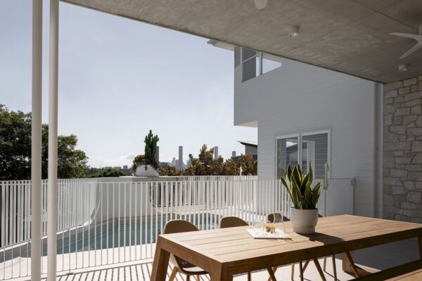 Clare House, a Prominent Luxurious White Home by Invilla Architecture ...