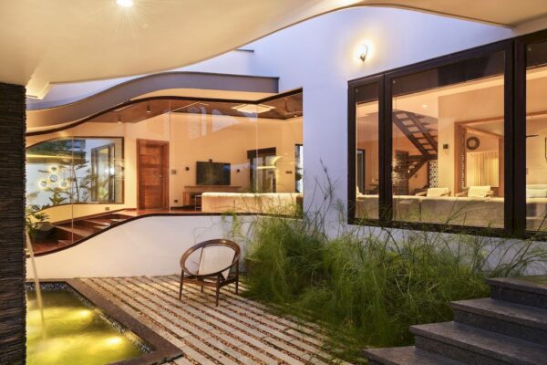 Contour House, spacious & comfort home by Archimatrix India Associates