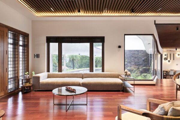 Contour House, spacious & comfort home by Archimatrix India Associates