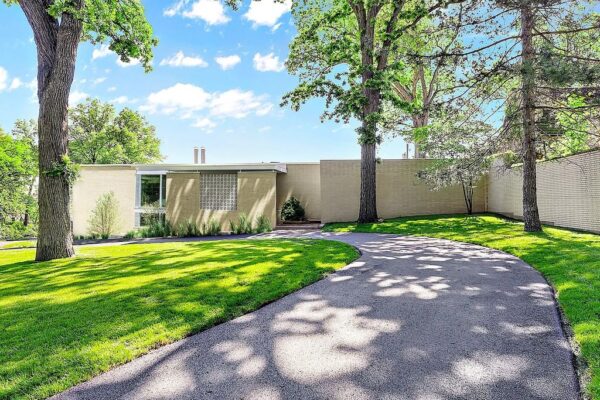 This Mid-century Modern Jewel in Hinsdale, IL Features Thoughtful Attention to Detail and ...