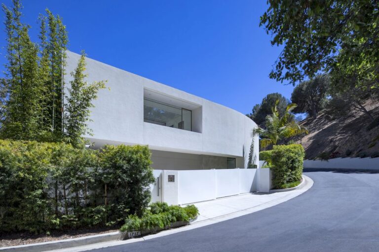 aMa House with gallery space to show art collection by XTEN Architecture