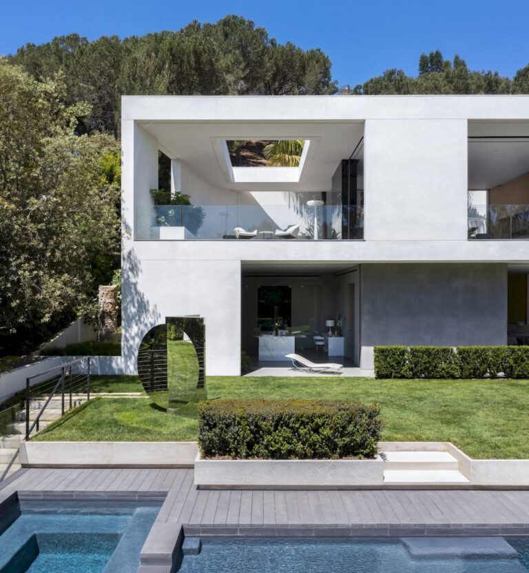 aMa House with gallery space to show art collection by XTEN ...
