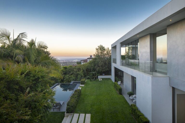 aMa House with gallery space to show art collection by XTEN Architecture