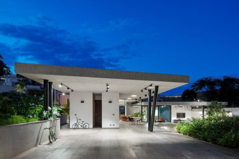 A3L House with Outside Living Connection Design by Obra Arquitetos ...