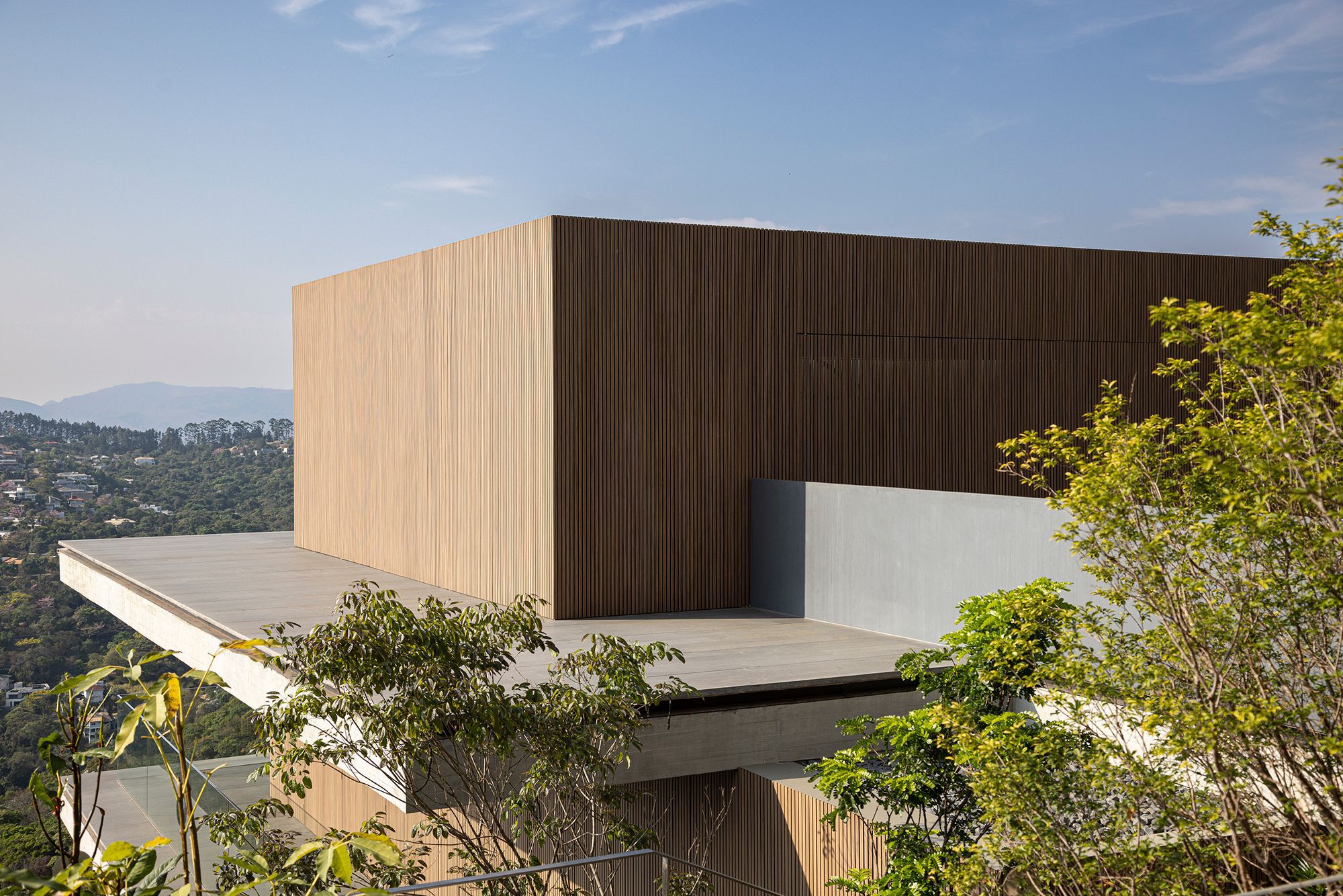 Minas House Rests Amid Rainforest Garden in Brazil by Studio mk27 ...