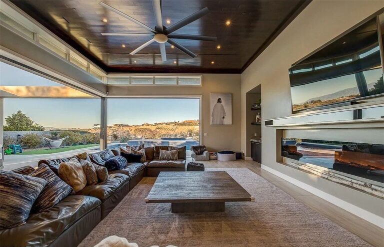 Truly Stunning Home in Henderson Features An Amazing Great Room with ...