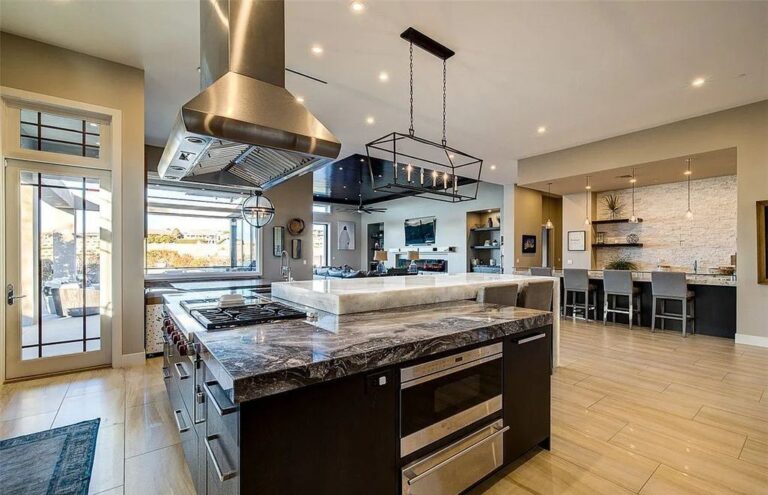 Truly Stunning Home in Henderson Features An Amazing Great Room with ...