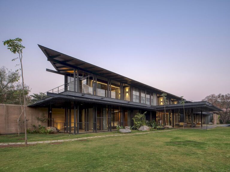 Lake Shore House on beautiful Lakeshore site by Spasm Design Architects ...