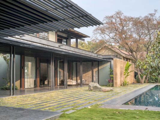 Lake Shore House on beautiful Lakeshore site by Spasm Design Architects ...