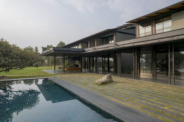 Lake Shore House on beautiful Lakeshore site by Spasm Design Architects ...