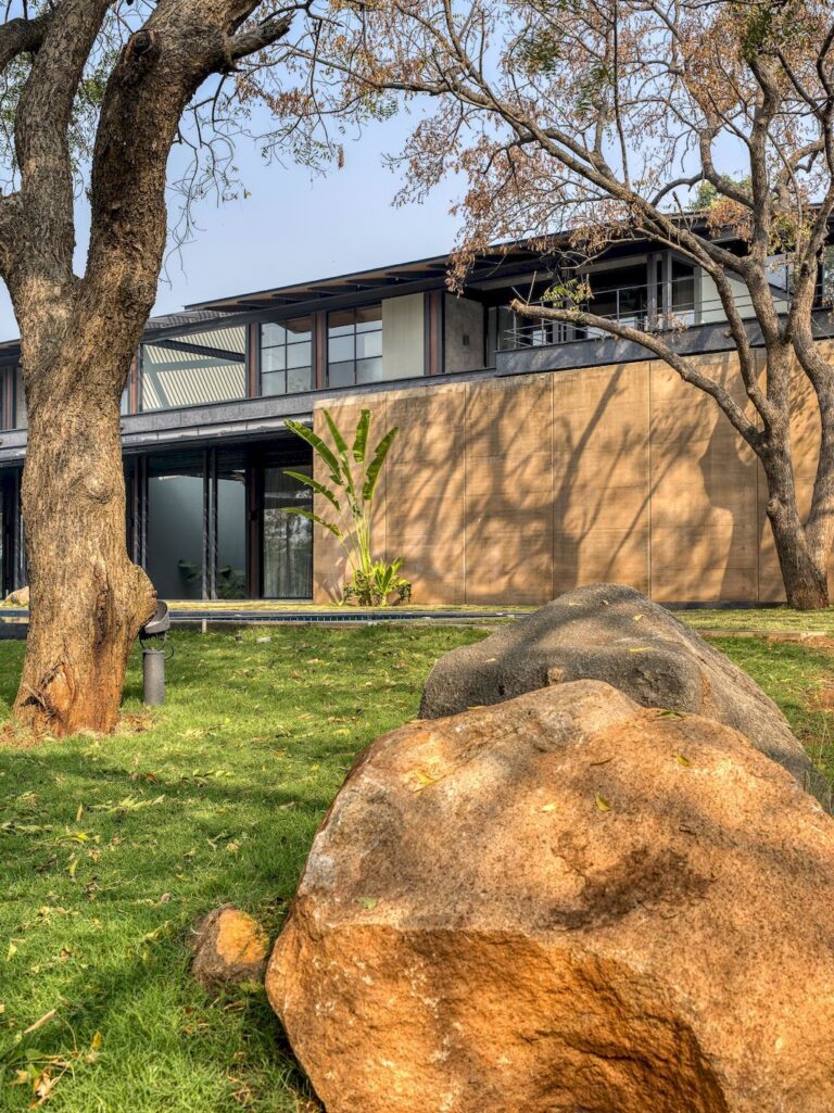 Lake Shore House on beautiful Lakeshore site by Spasm Design Architects ...