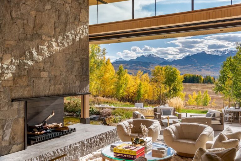 Elk Range Overlook Connects with Outdoor Landscape CCY Architects