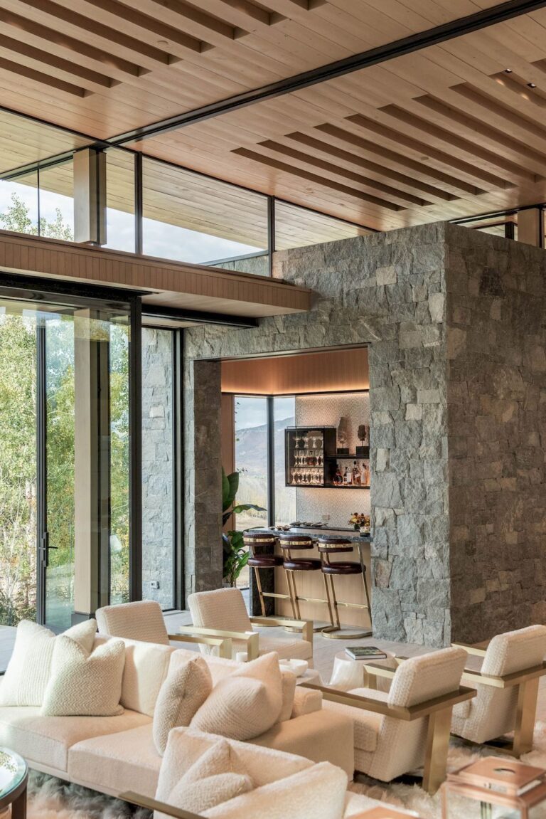 Elk Range Overlook Connects with Outdoor Landscape CCY Architects