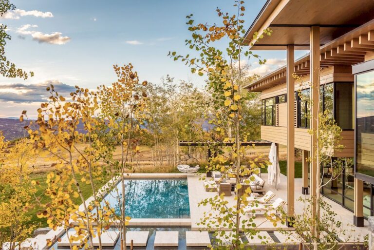 Elk Range Overlook Connects with Outdoor Landscape CCY Architects