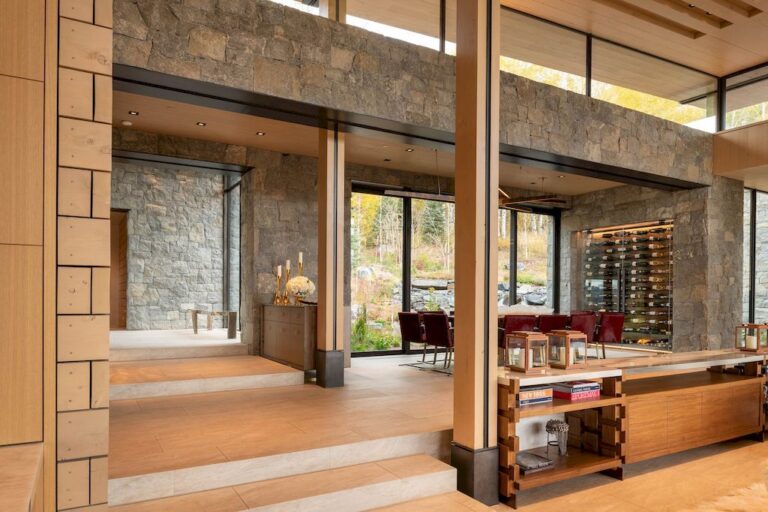 Elk Range Overlook Connects with Outdoor Landscape CCY Architects