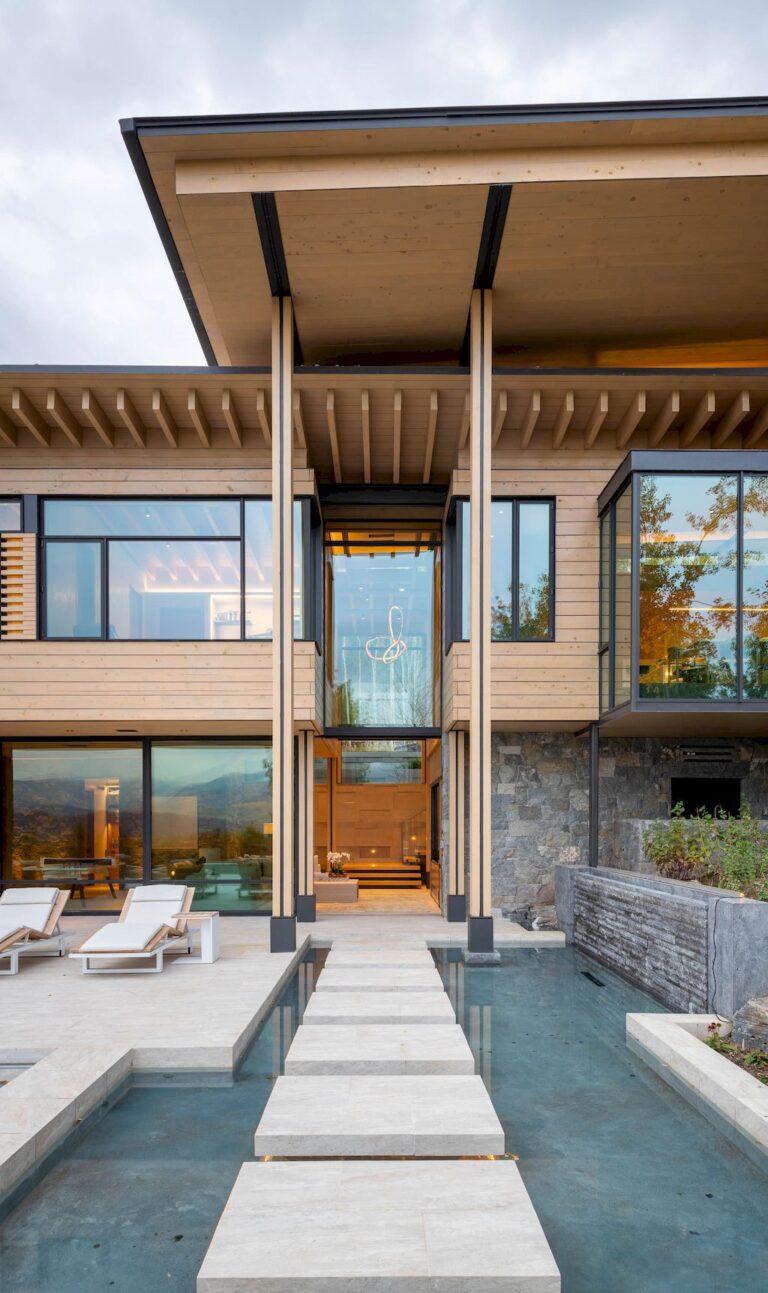Elk Range Overlook Connects with Outdoor Landscape CCY Architects