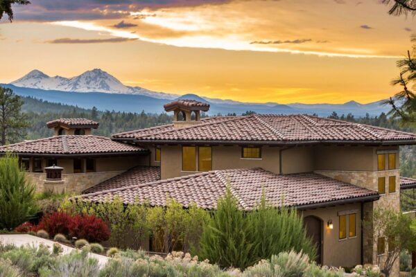 Breathtaking Panoramic Cascade Mountain Views and Rustic Elegance ...