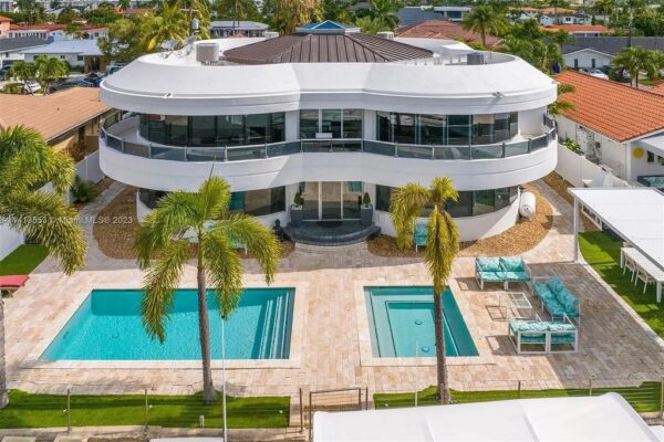 Your Dream Home Awaits wtih Luxury Waterfront Mansion in Miami Beach ...