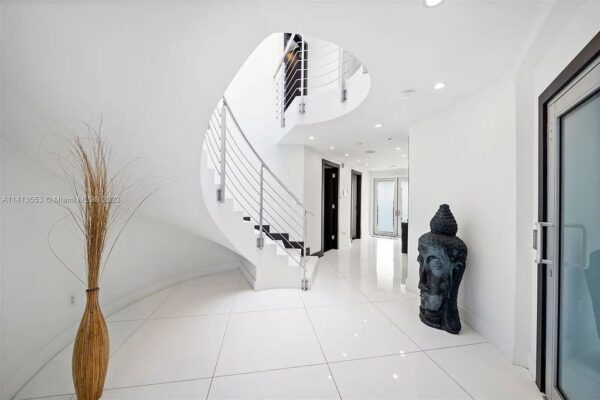 Your Dream Home Awaits wtih Luxury Waterfront Mansion in Miami Beach ...