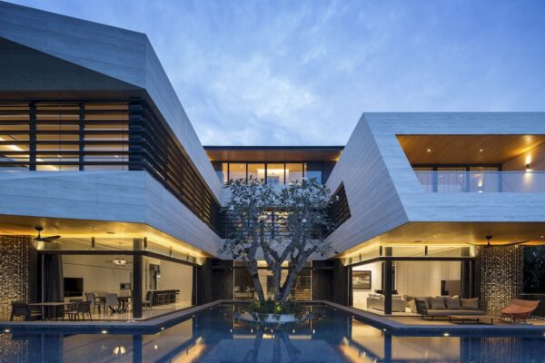 Forever House with impressive shape by Wallflower Architecture + Design ...