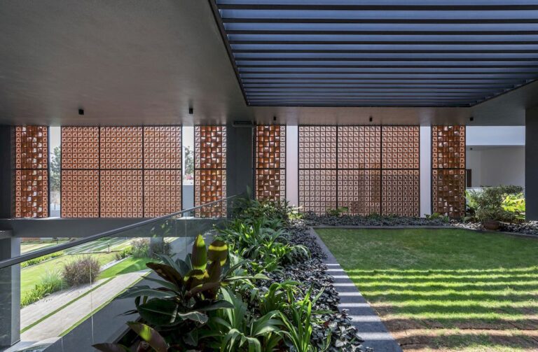 Manjodaya House, Chic & Elegant Home by Ecumene Habitat Solutions ...