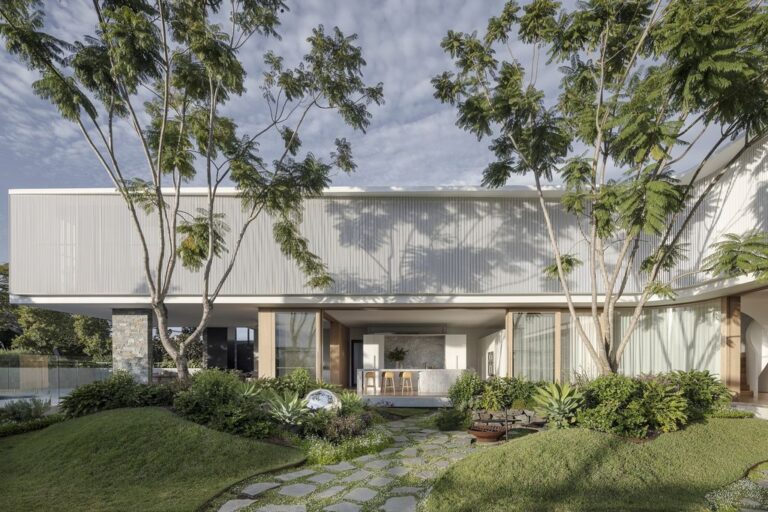 Boomerang House with Subtle, Captivating Design by Joe Adsett ...