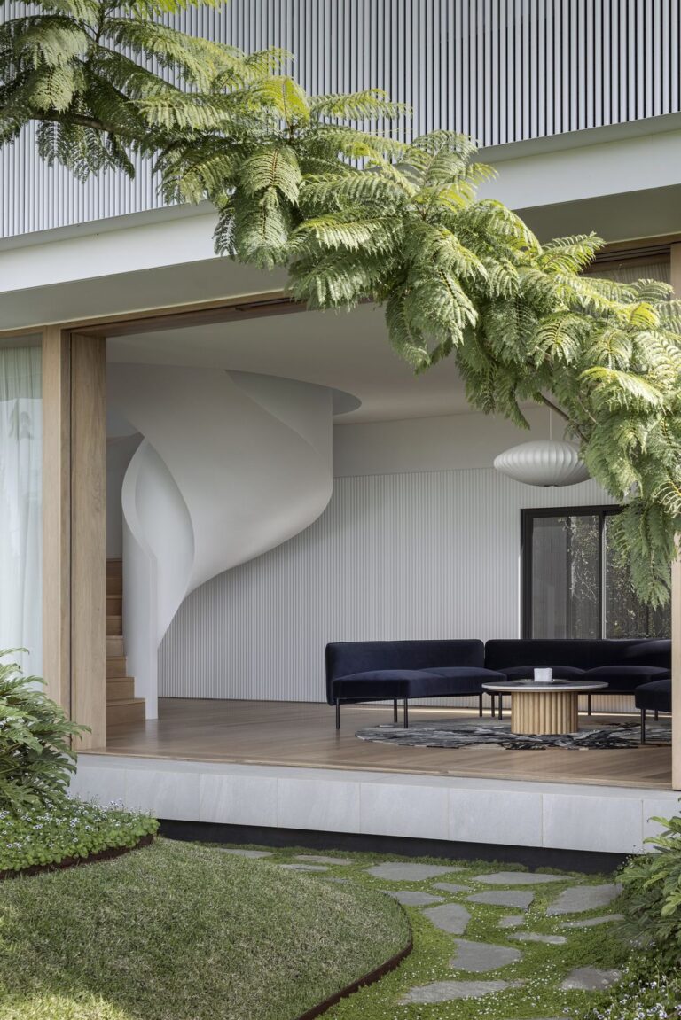 Boomerang House with Subtle, Captivating Design by Joe Adsett ...