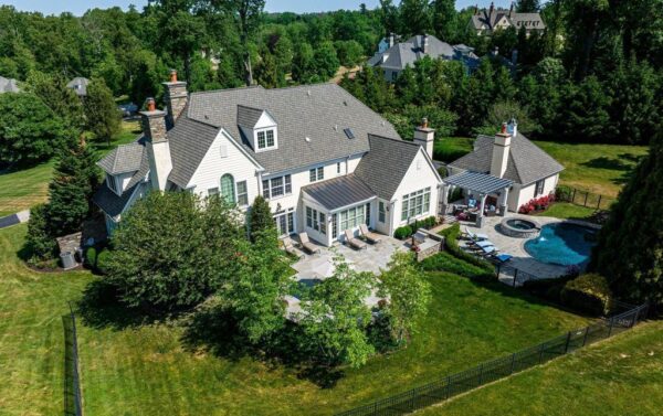 A Spectacular Devon Estate with Opulent Amenities, Listed at $3.895 ...